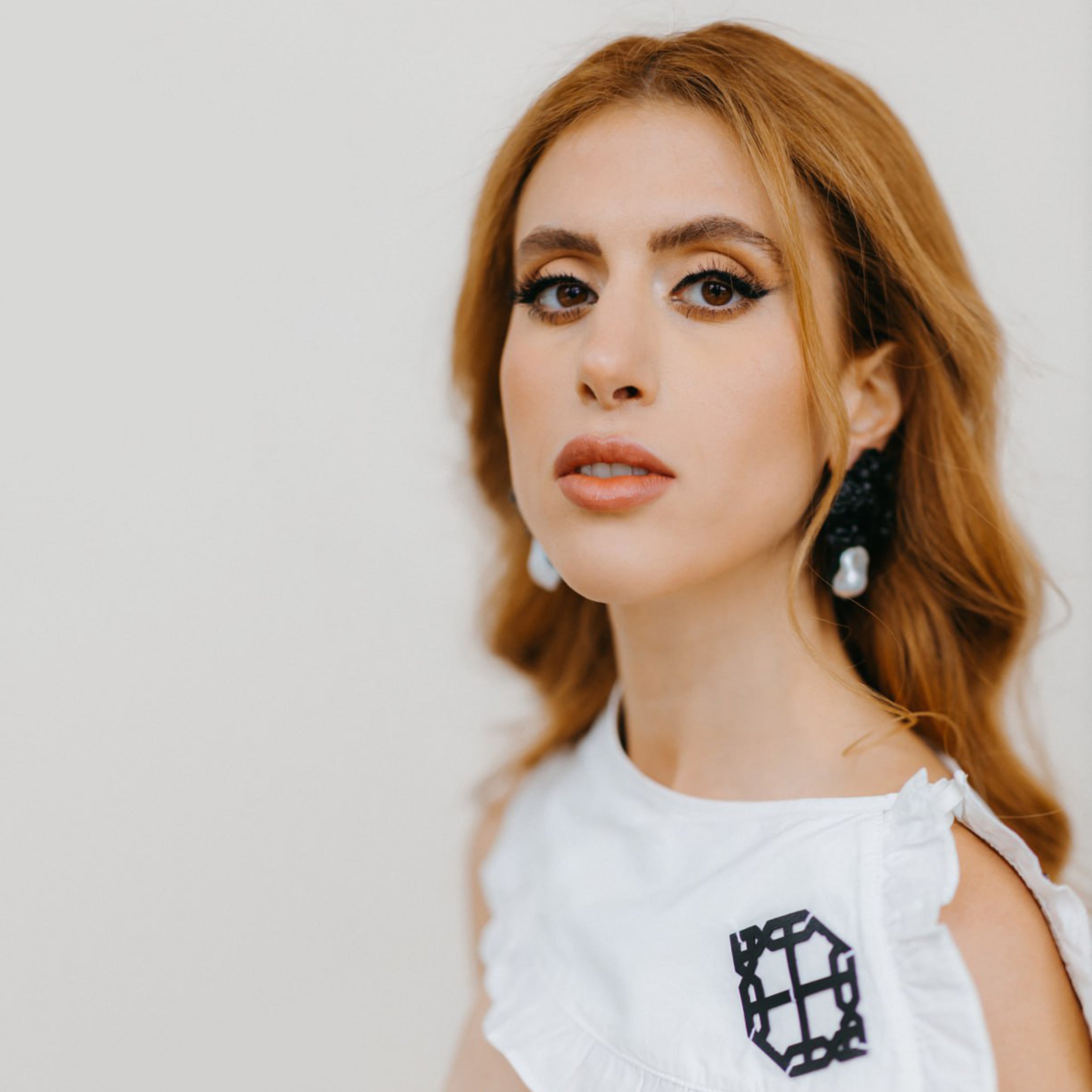 Shania White Collar – La Femme ROJE